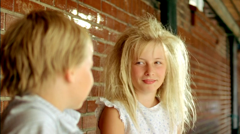 Når man snakker med piger skal man være forsigtig. | Filmcentralen