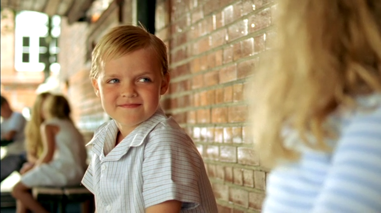 Lille mand blev slået af tyk pige | Filmcentralen