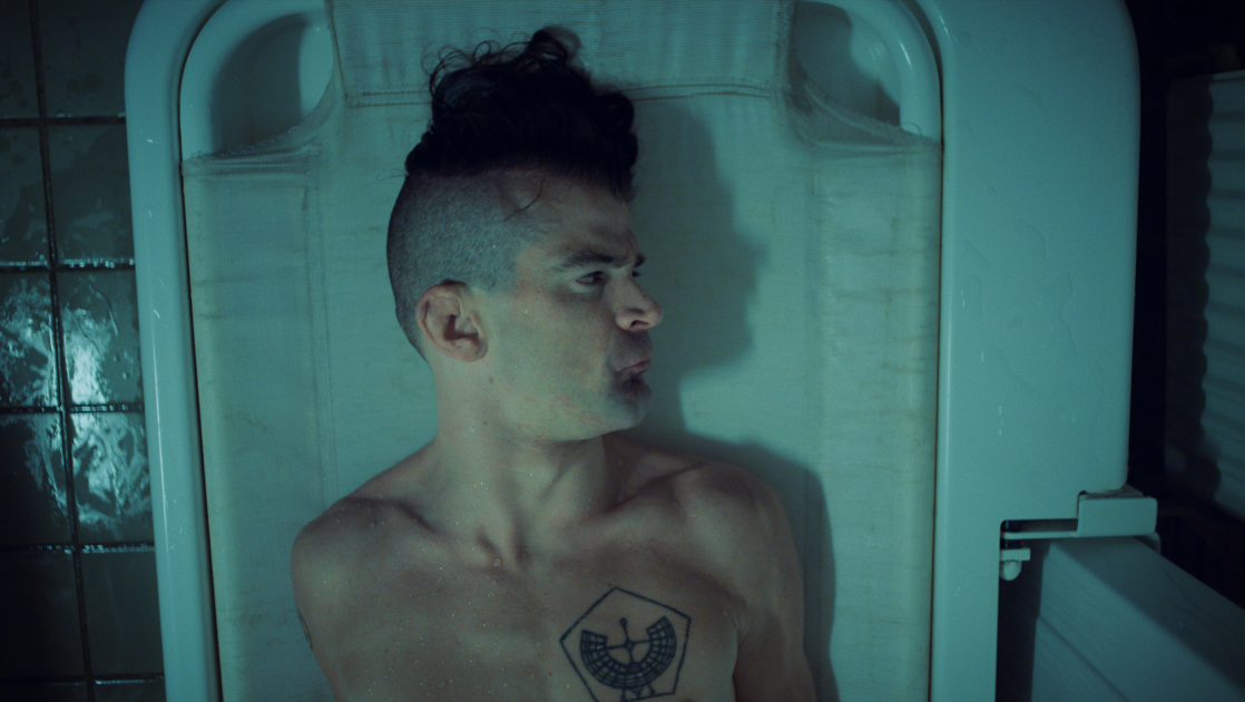 Wingman 1:4 - Korsfæstelsen | Filmcentralen